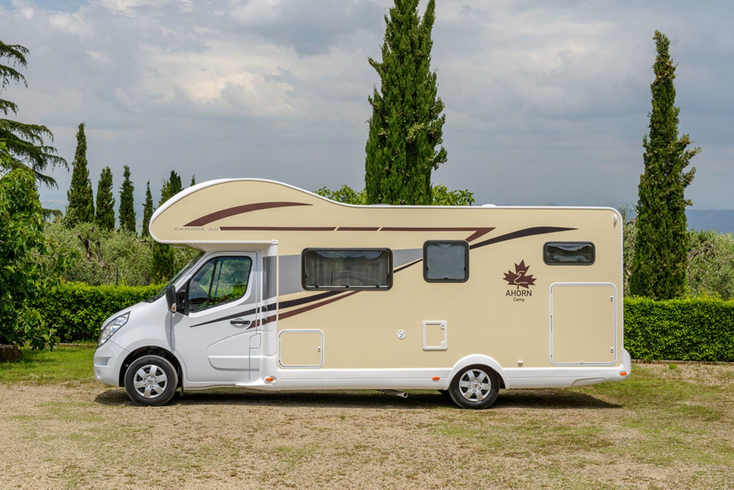 Wohnmobil komplett ausgestattet für bis zu 6 Personen.
